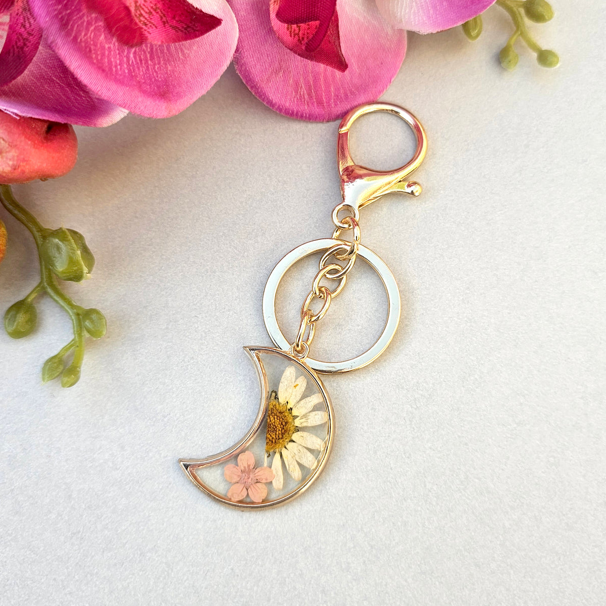 Half-moon shaped keychain with pressed daisy flowers Keychain